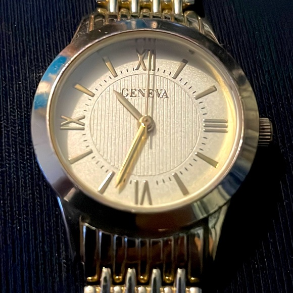 Geneva | Accessories | Euc Vintage Geneva Gold Tone Watch For 6 Wrist ...